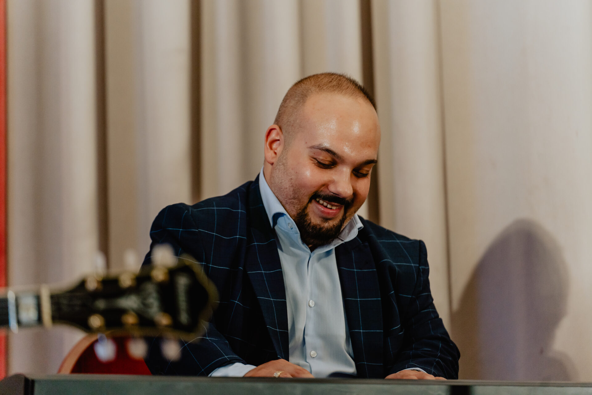 A muzsikusnak dalból van a lelke | Az Országos bárzongorista verseny ...